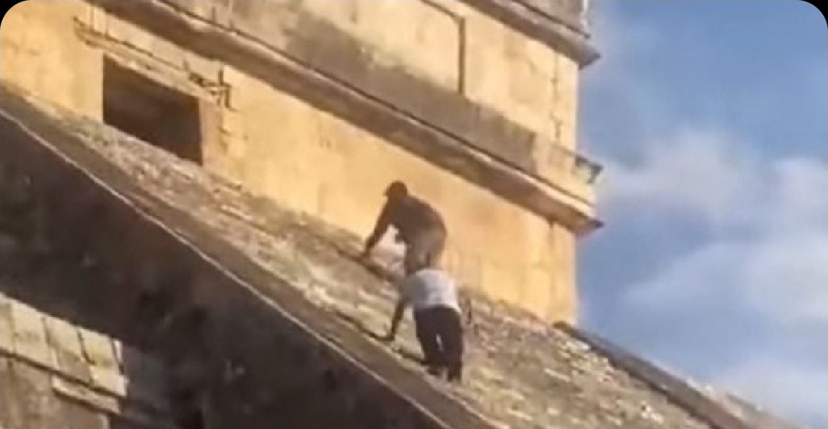 Turista alemán sube a pirámide de Chichén Itzá y visitantes lo golpean